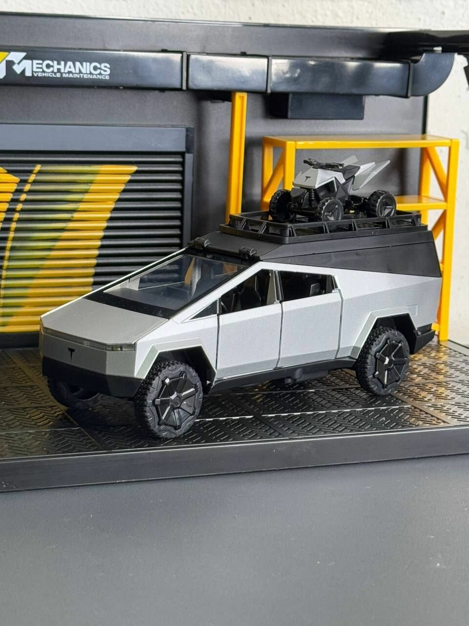 Tesla Cybertruck кемпинг Машинка металлическая Серебро 1:32