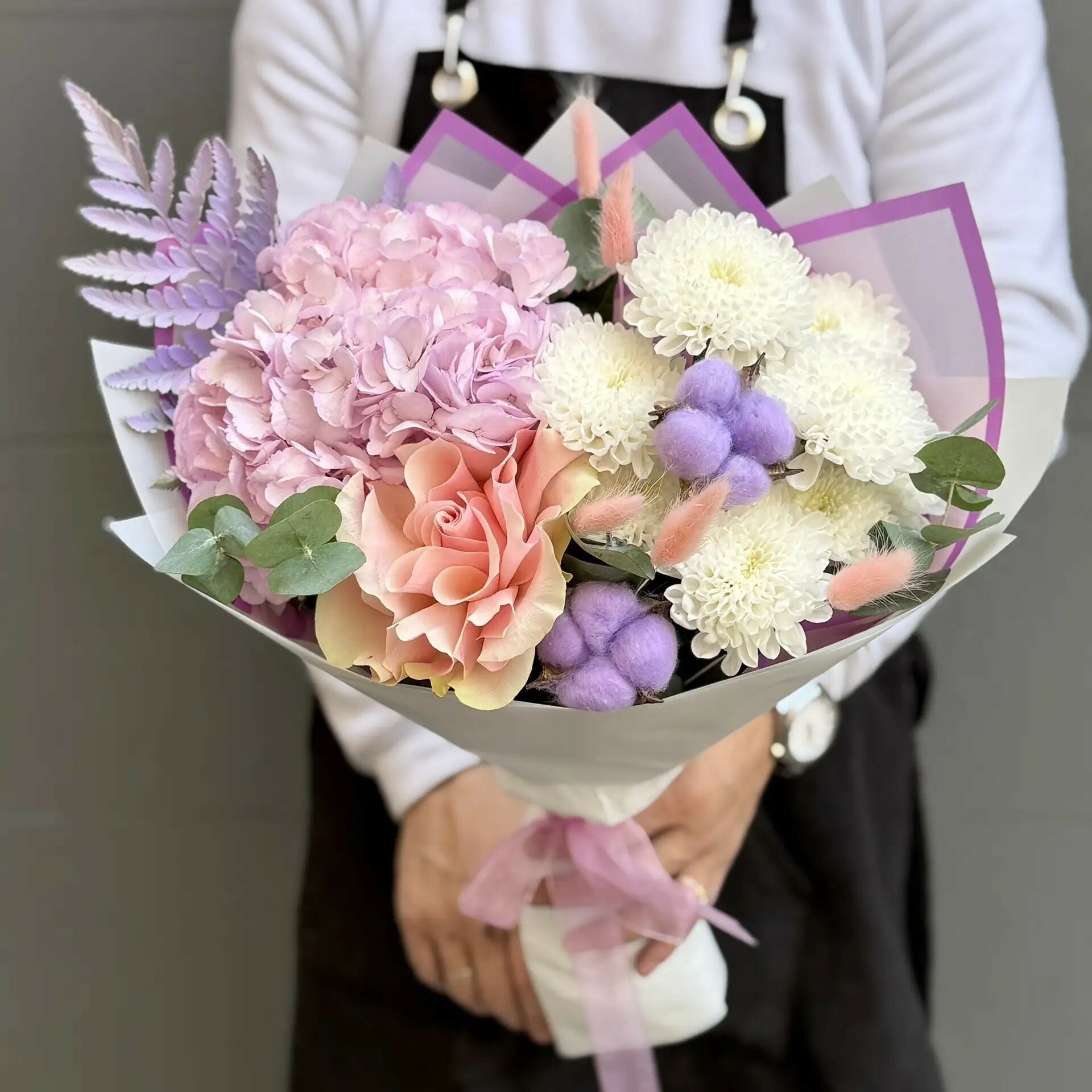 Букет Rybe flowers "Гортензия, хризантема, французская роза", 45 см, белый, разноцветный, фиолетовый