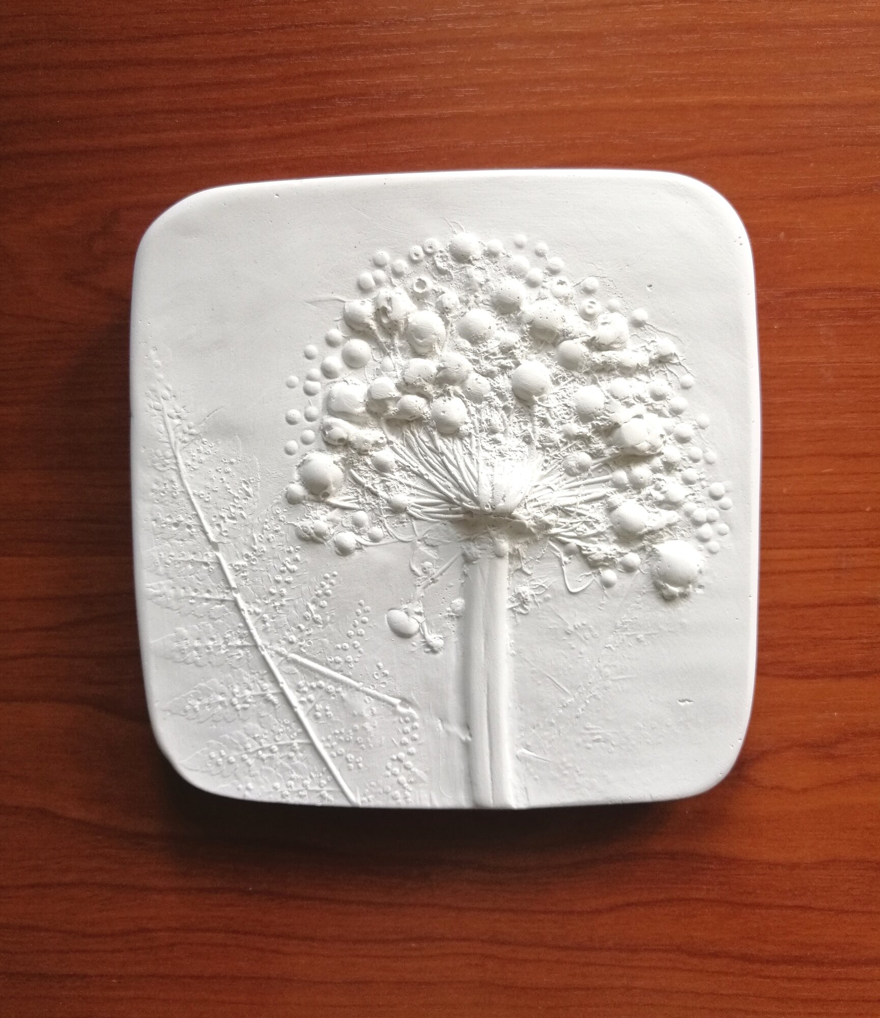 Панно из гипса на стену "Аллиум и папоротник" ботанический барельеф, декор