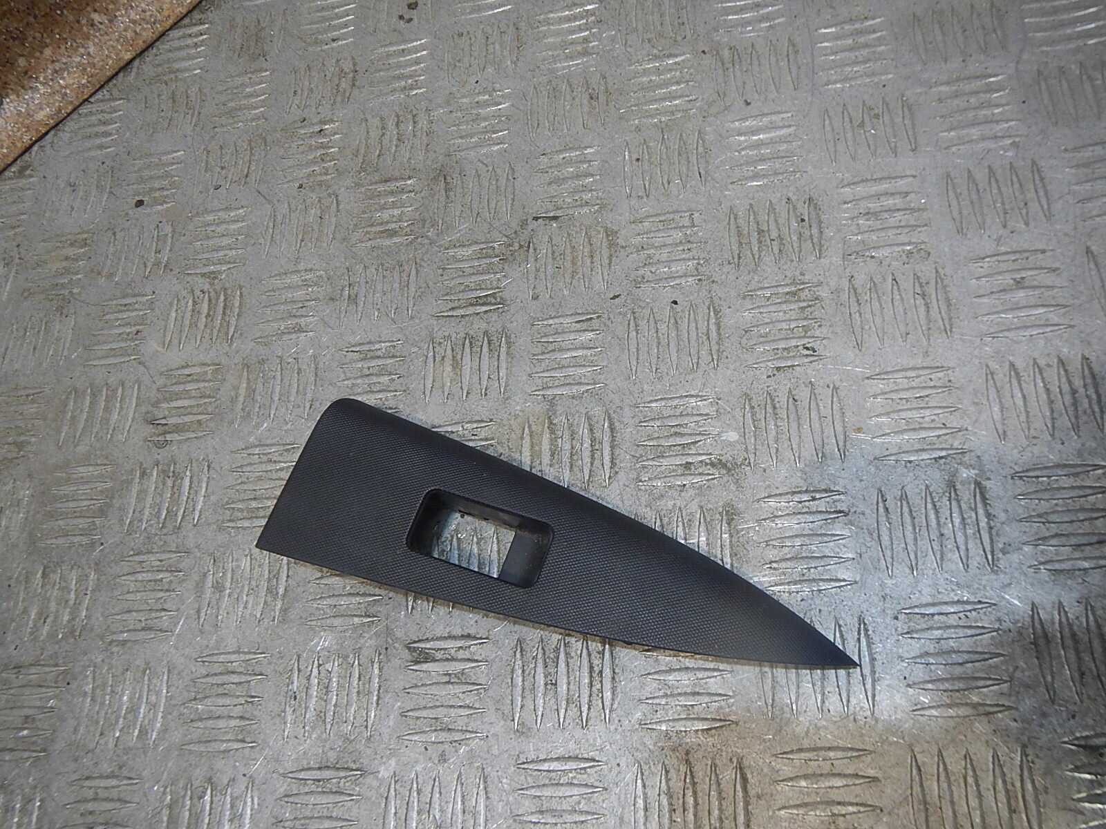 Б/У Накладка декоративная, Nissan (Ниссан)-NOTE (E11) (06-) NISSAN NOTE (E11) (06-) На кнопку с/п задняя правая. Без повр...