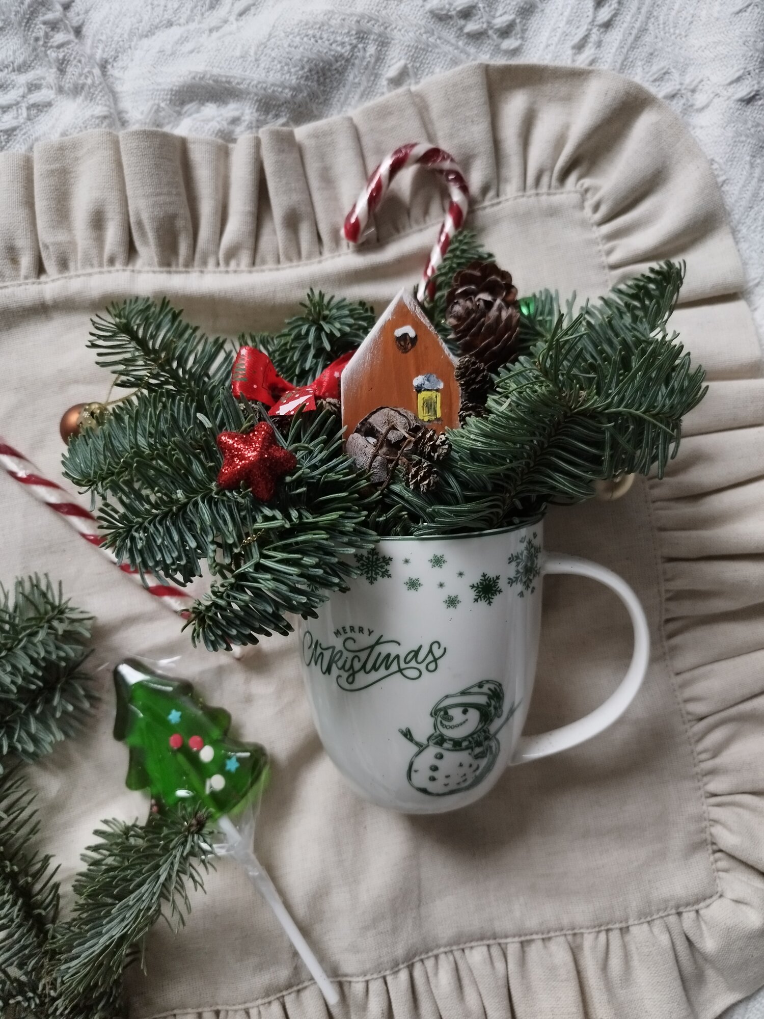 Рождественский букет, с ветками пихты, в фарфоровой кружке, 350 мл