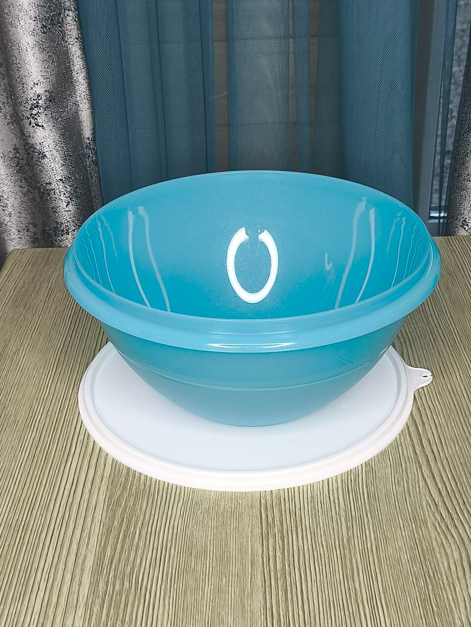 TUPPERWARE Чаша "Брауни" объем 2,6л бирюзового цвета