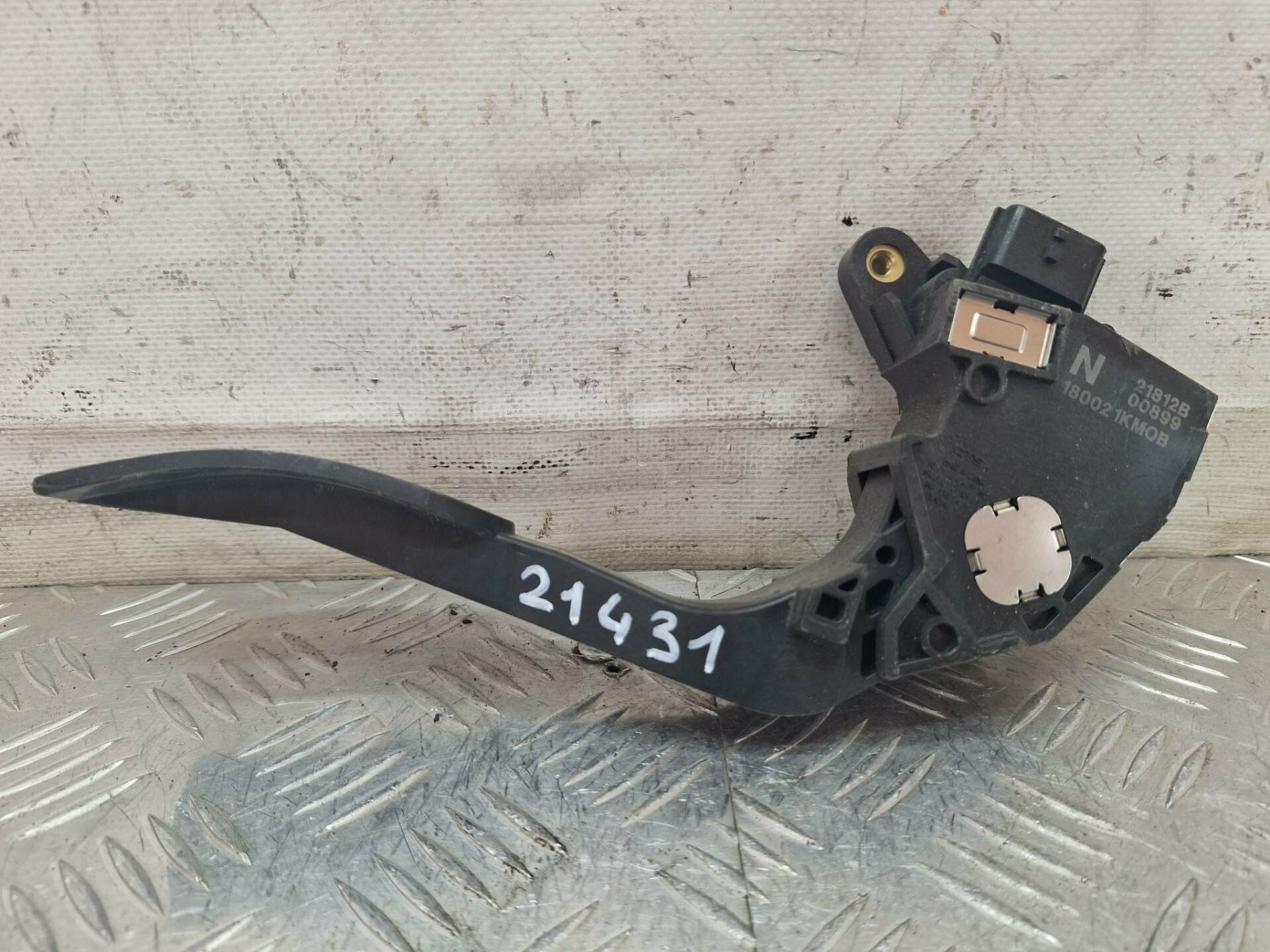 Педаль газа Nissan Juke F15 2013 180021KMOB