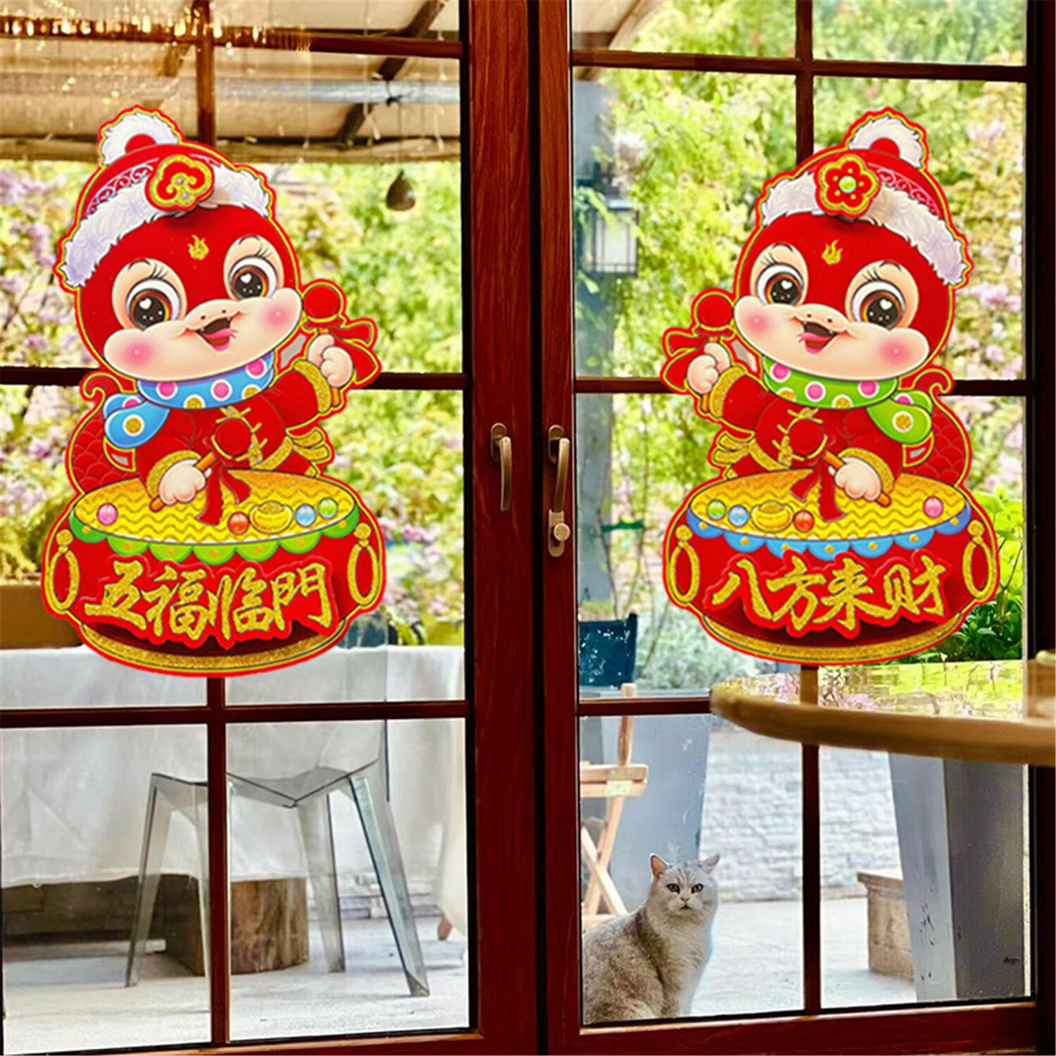 Наклейки для дверей и окон к Новому году 2025 по зодиаку Змея, праздничные принадлежности, китайские настенные украшения, 3D DIY счастливые наклейки для дверей, красного цвета, материал пуховое полотно, в комплект входят 1 пара цельных мультяшных оконных
