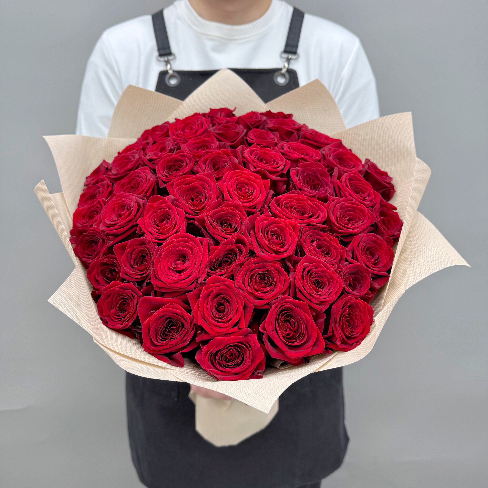 Монобукет "Ред Наоми", розы, 51 цветок, высота 50 см, красная, корейская плёнка, лента