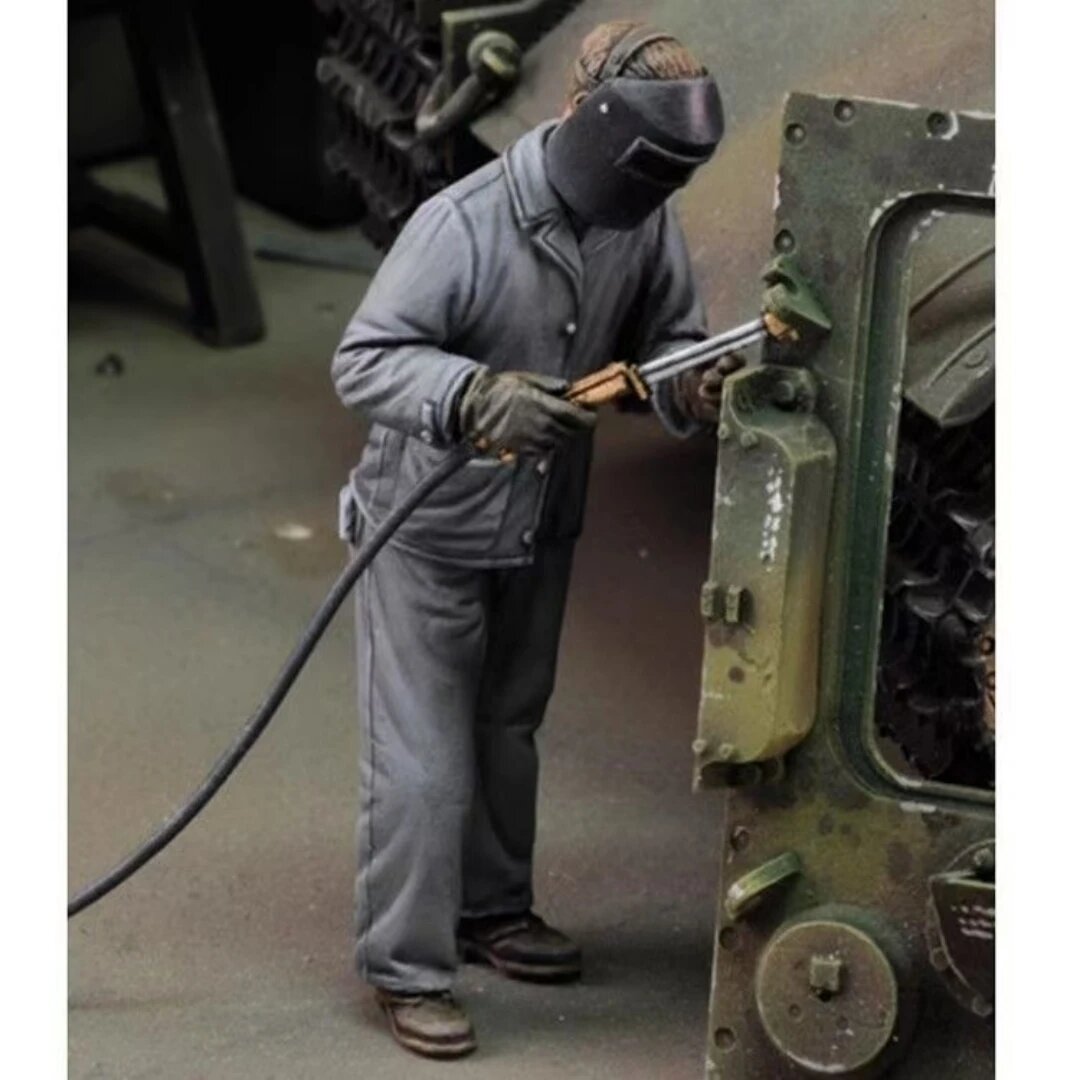 Модель солдата-сварщика GK 1/35