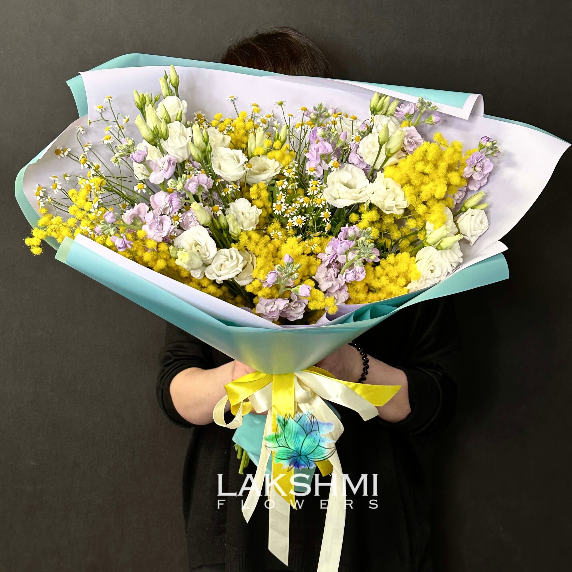 Сборный букет с кустовыми ромашками, мимозой, маттиолой, эустомой #2