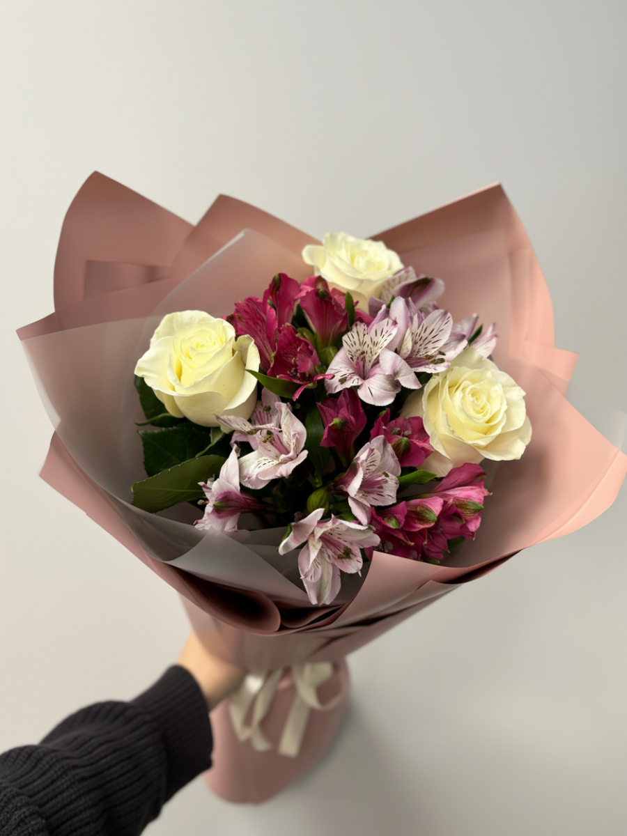 Букет из 3 белых роз и 4 альстромерий микс в упаковке, сборный букет, 50 см