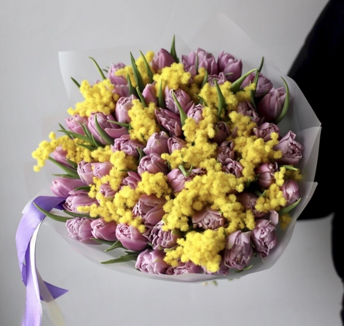 Букет фиолетовые пионовидные тюльпаны (49 штук) и итальянская мимоза