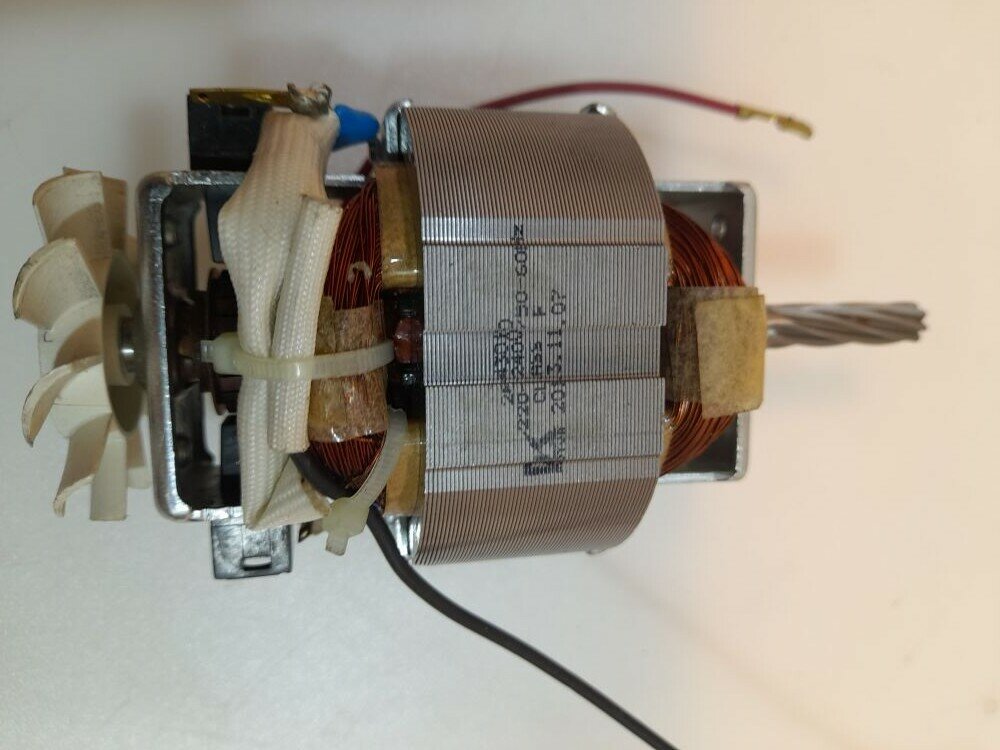 Двигатель для мясорубки без реверса U7030E-0002 ROHS 2R 2-430X-D 220-240V 50/60HZ CLASS F, длина штока 45мм 7 зубьев