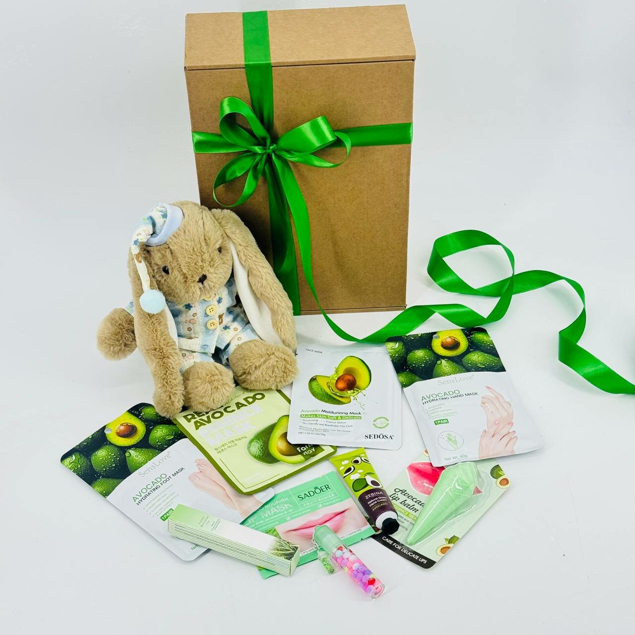 Подарочный набор, бьюти бокс уходовой косметики с мягкой игрушкой зайчик для девушки, женщины на 14 февраля, 8 марта