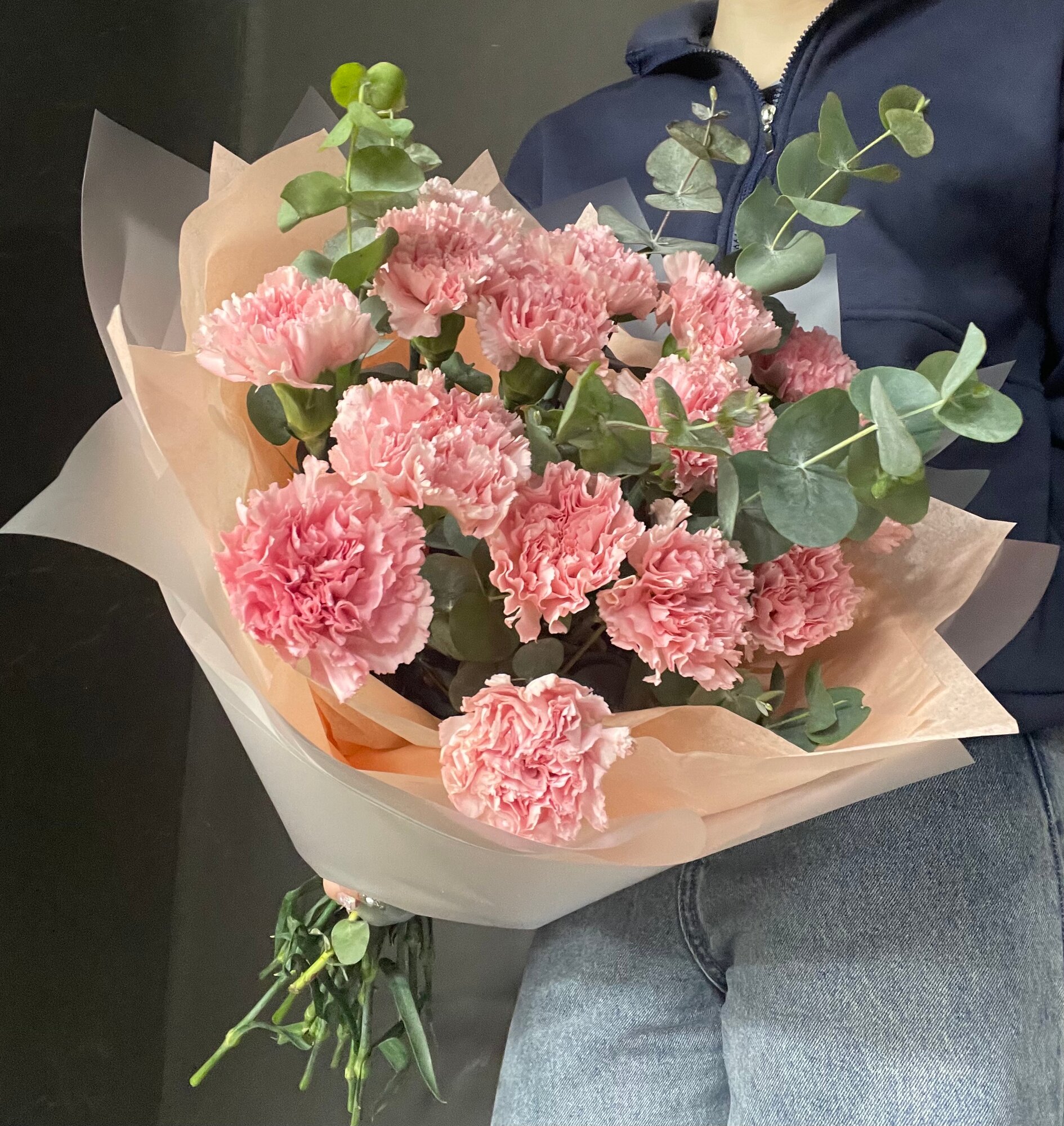 Букет из коралловых гвоздик