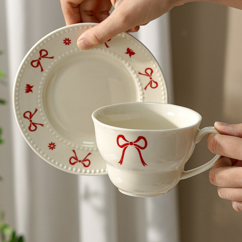 Керамический набор для кофе с красным бантом, чашка и блюдце, подглазурная роспись, чашка для послеобеденного чая в европейском стиле, элитный свадебный подарок для девушек.