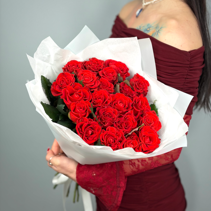 Букет из 21 красной розы Эль-торо 50 см в стильной упаковке. «365 Поводов» - живые цветы с доставкой