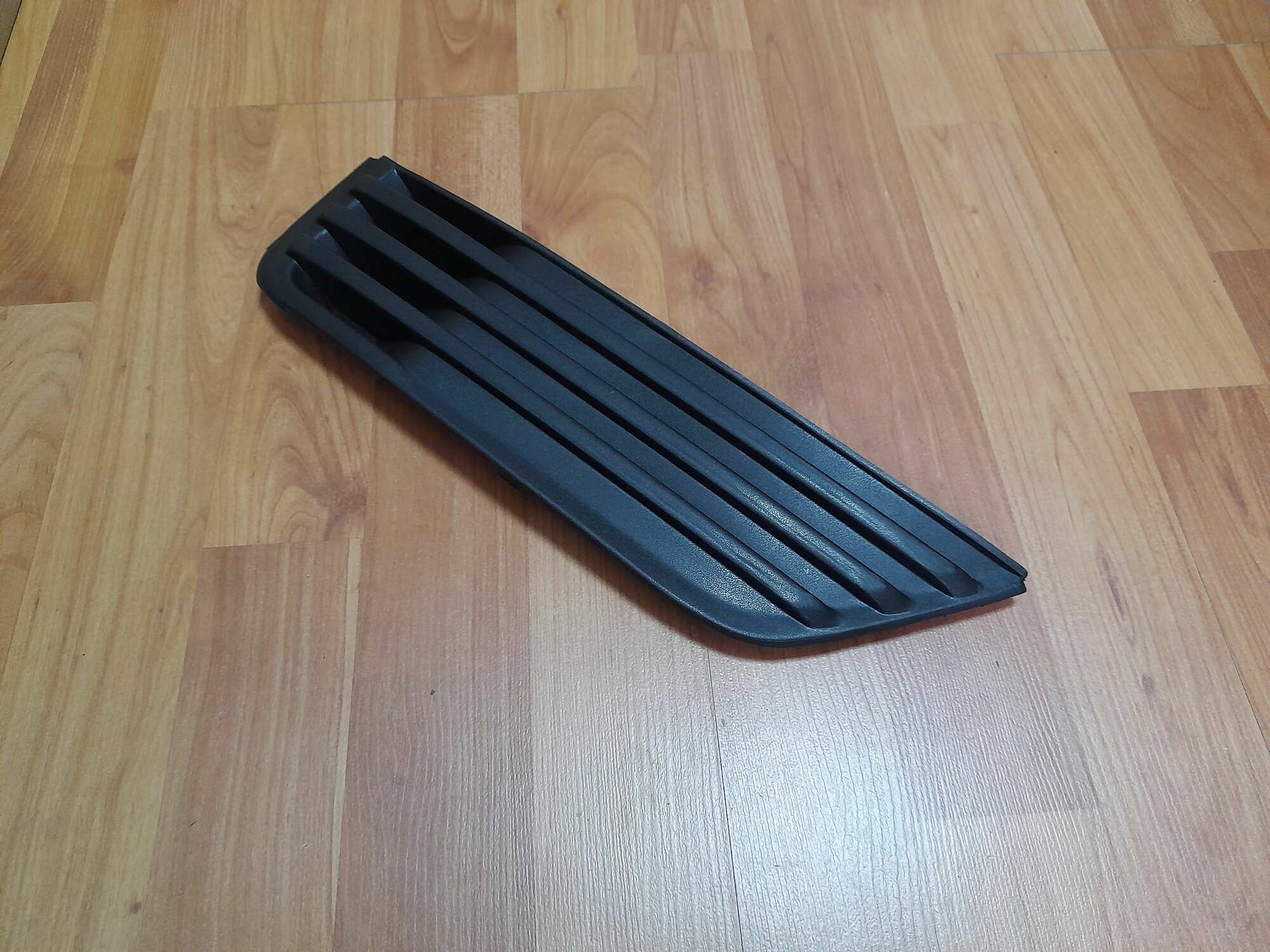 Накладка переднего бампера правая (без противотуманной фары) на Форд Фокус 2 дорестайлинг (2005-2007 г. в.)