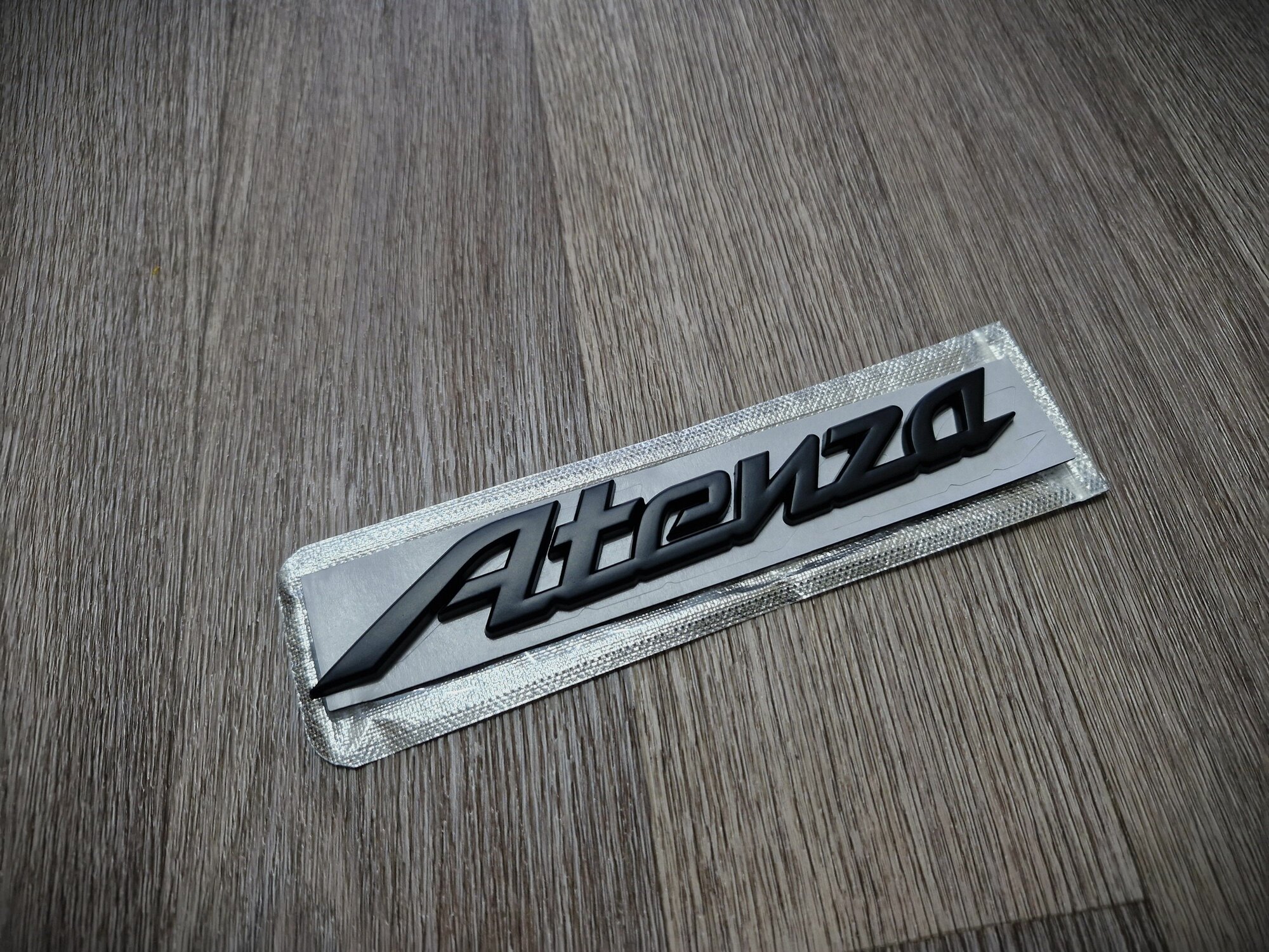 Эмблема шильдик надпись Atenza черная на крышку багажника на Mazda Atenza Мазда Атенза