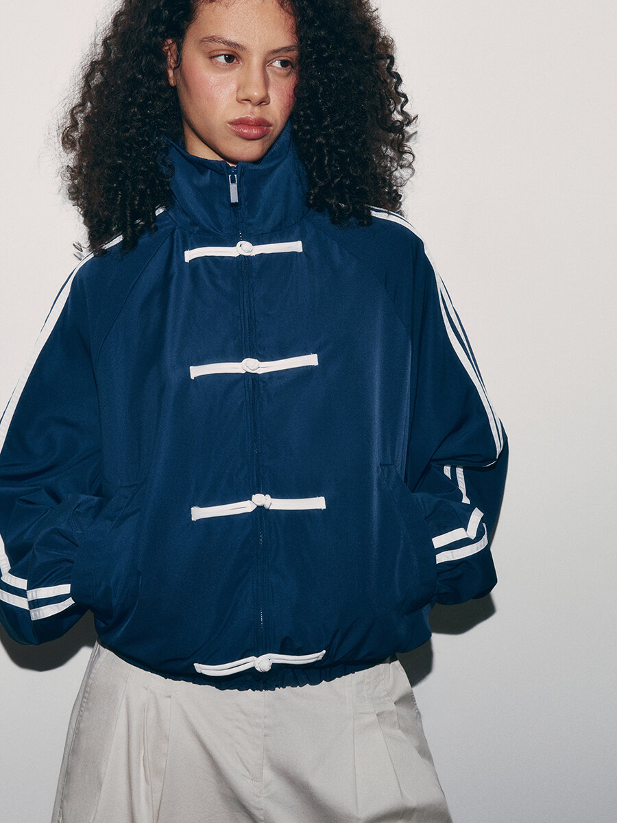 Бомбер с лампасами и воротником-стойкой