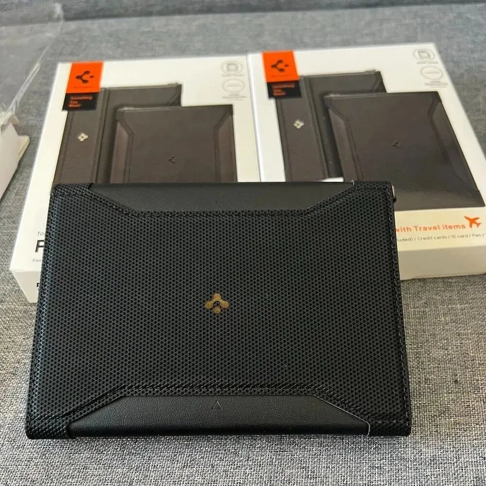 Обложка на паспорт Spigen Universal Passport Holder Чёрный 1 шт.