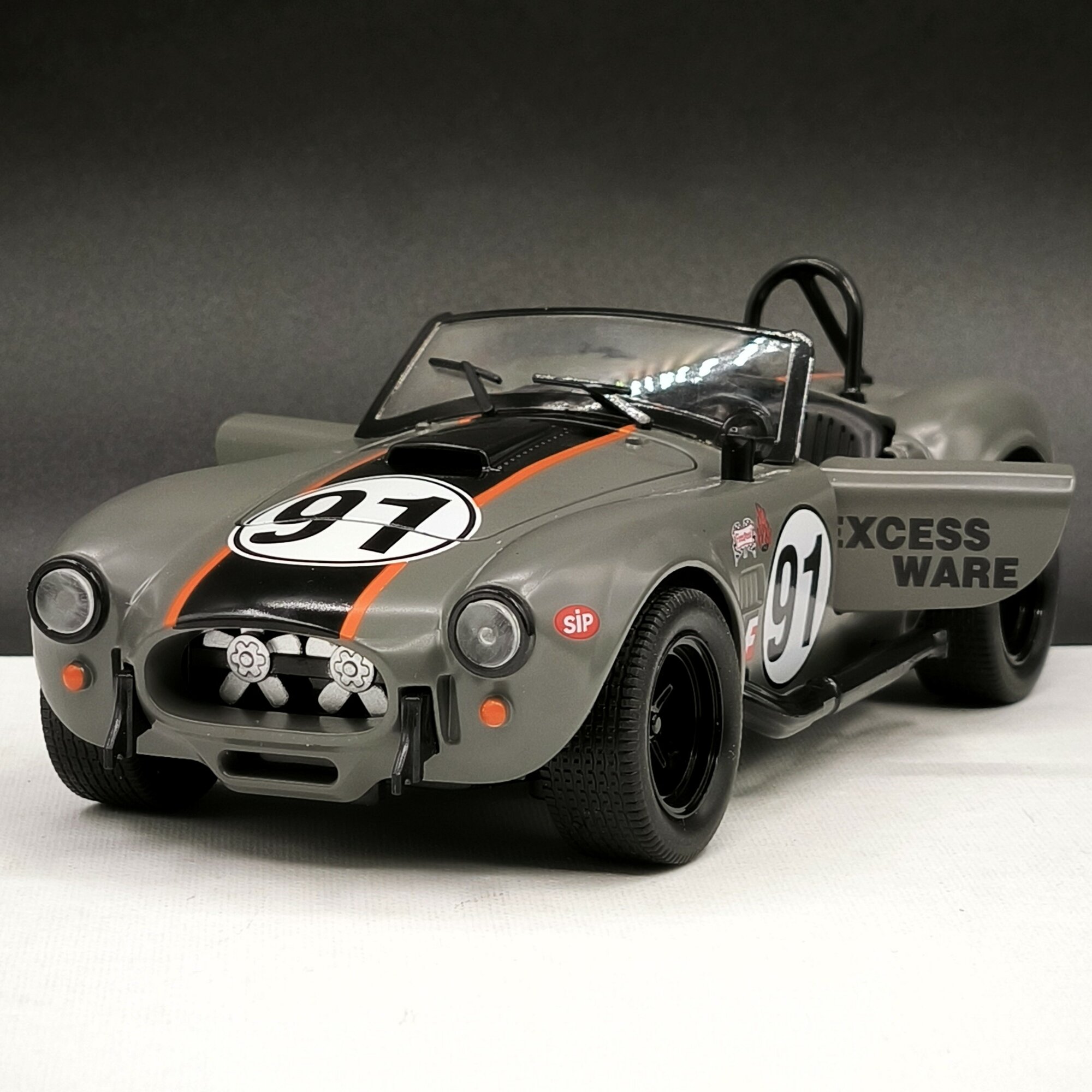 Машинка металлическая Shelby Cobra 427S/C. Световое и звуковое сопровождение. Масштаб 1:22