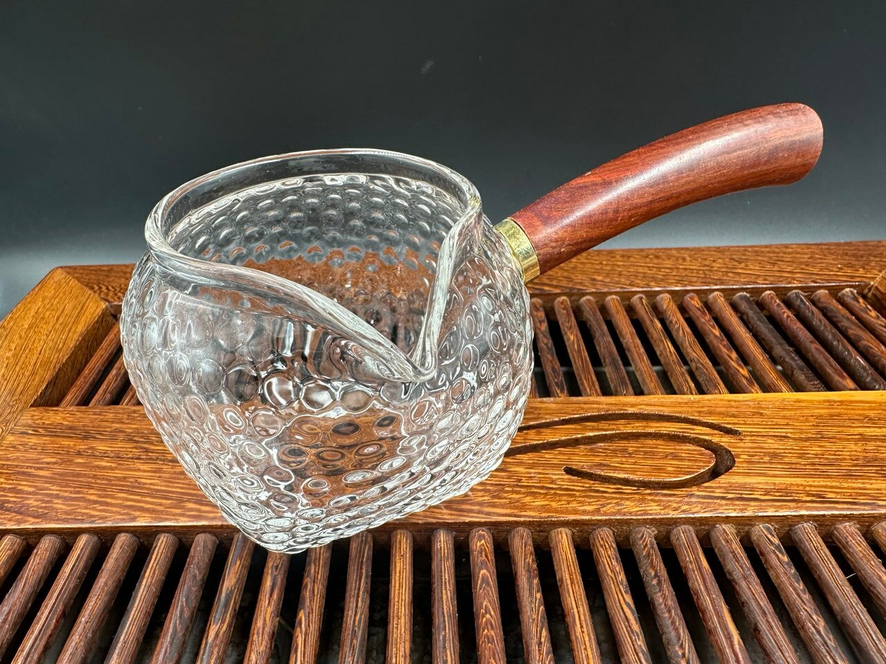 Чахай, сливник для чая, стеклянный с боковой деревянной ручкой, рельефное стекло, квадратное дно, 245мл.