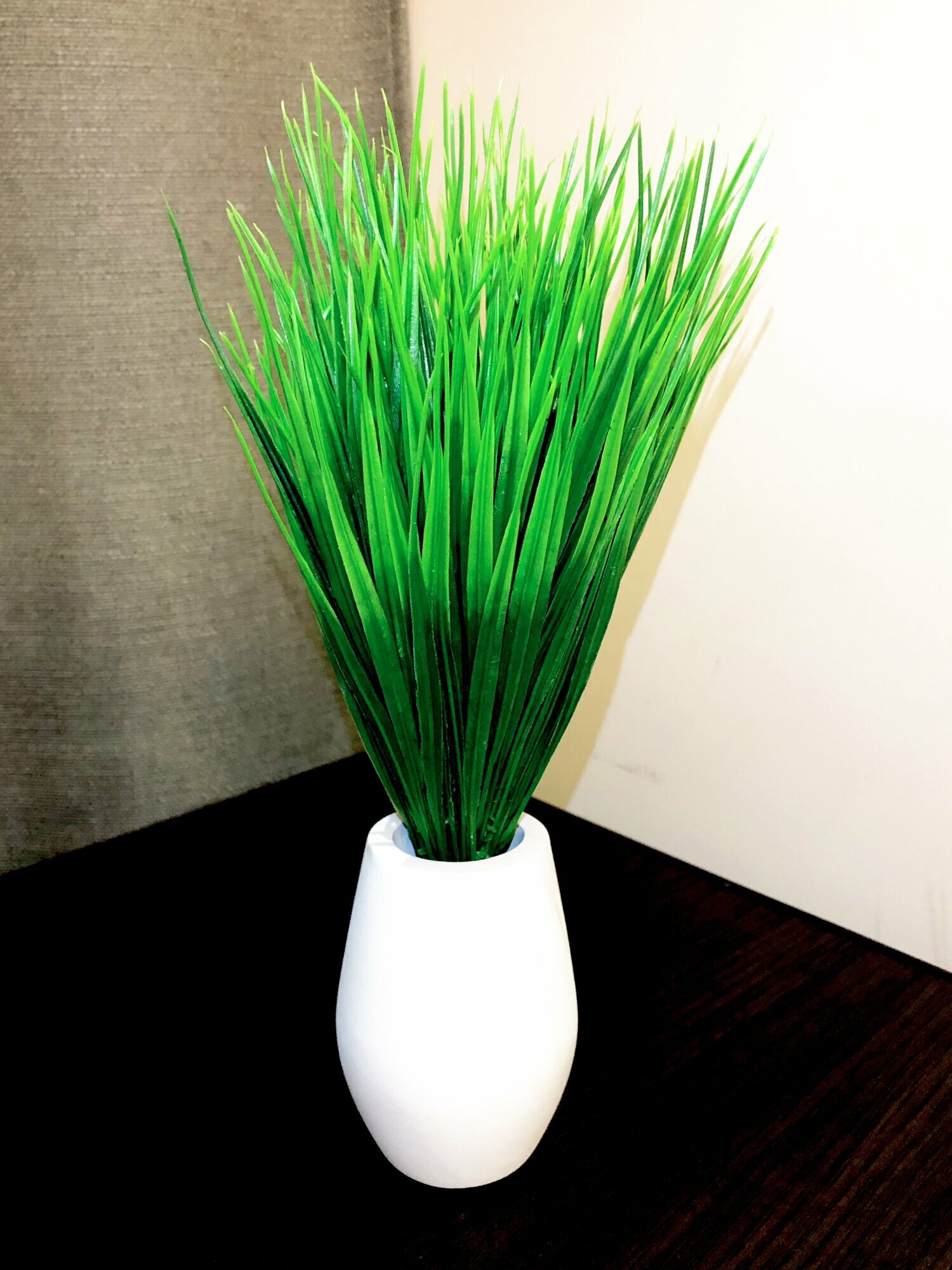 Искусственные растения в горшке для декора