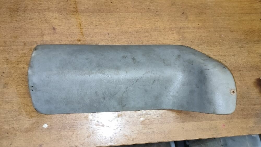 Крышка заднего бардачка VW Caravelle T4 705868433