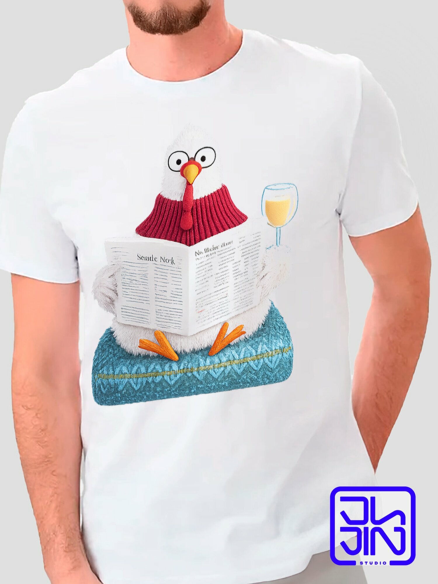 Футболка классическая мужская с авторским принтом Веселая белая курица в очках с газетой на бирюзовой подушке, выразительная, белый хлопковый трикотаж с прикольным рисунком на груди