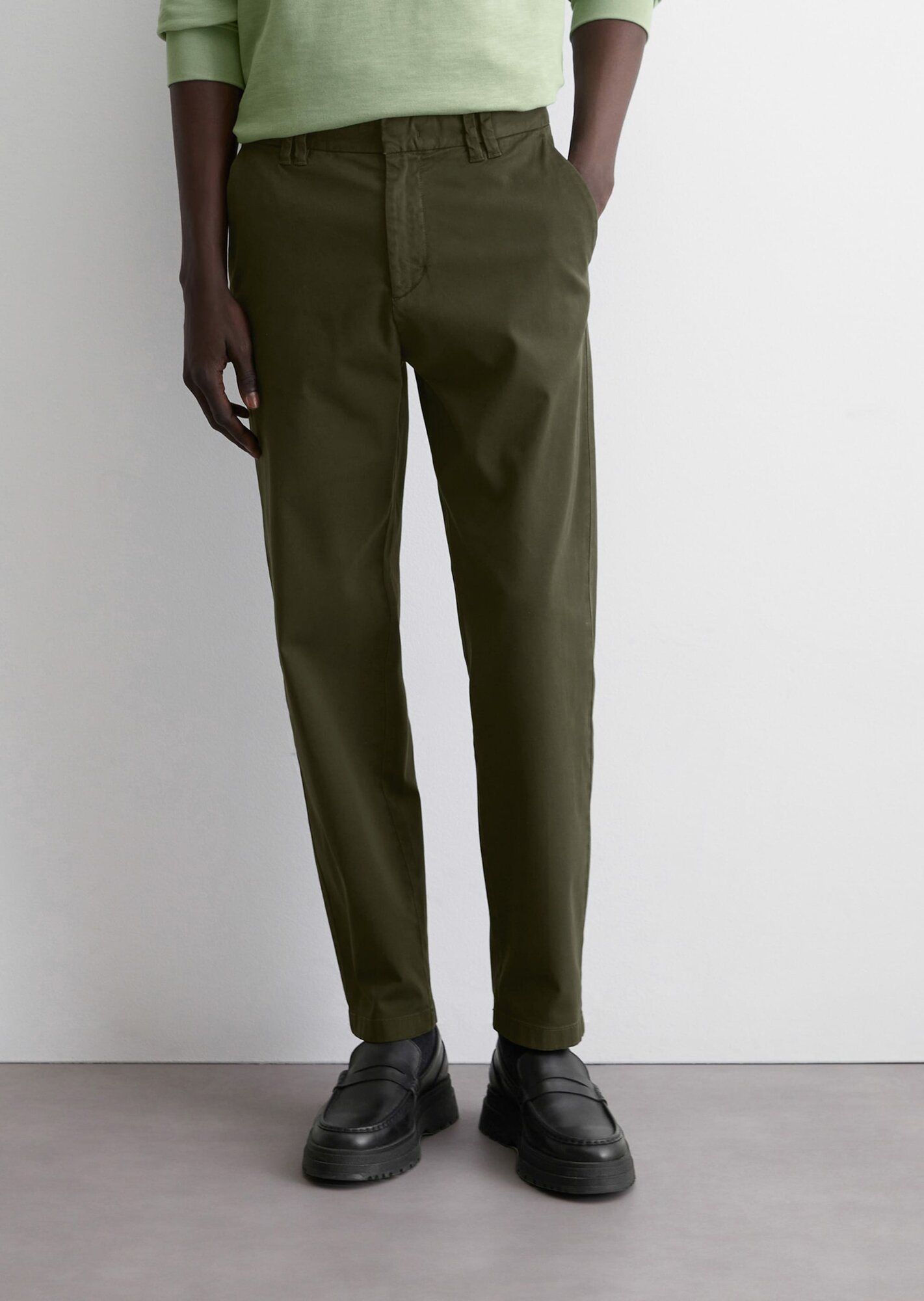 Брюки чинос