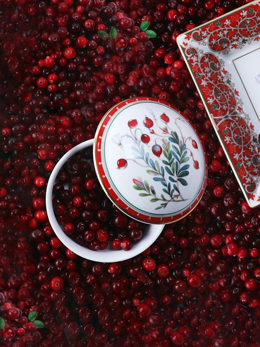 Шкатулка для украшений. Форма "Круглая", рисунок "Клюква заповедная". Фарфор. Подарочная упаковка. Туалетная коробочка. Императорский фарфоровый завод ИФЗ ЛФЗ