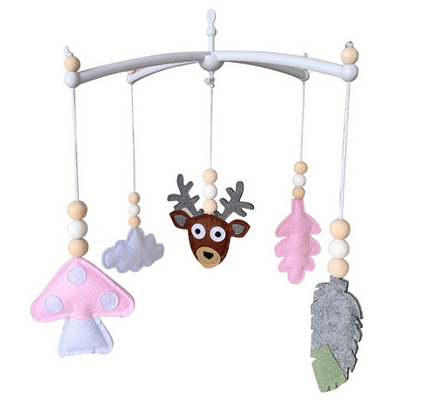 Детская мобильная детская кровать клубничная игрушка 0 12 месяцев Детская вращающаяся лошадь Детская ручная игрушка держатель включен Детская детская комната украшение Детская клубника и мобильный (()