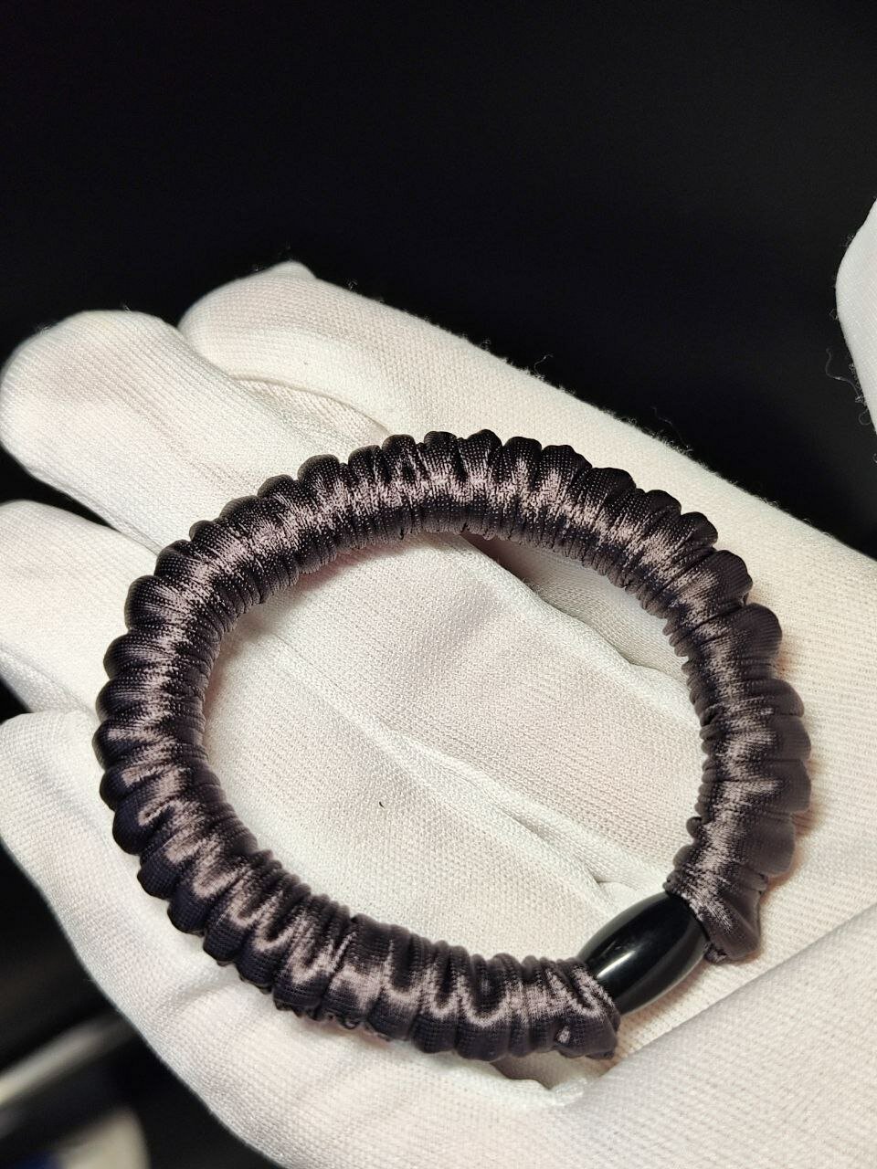 Резинка для волос темно-фиолетовая атласная