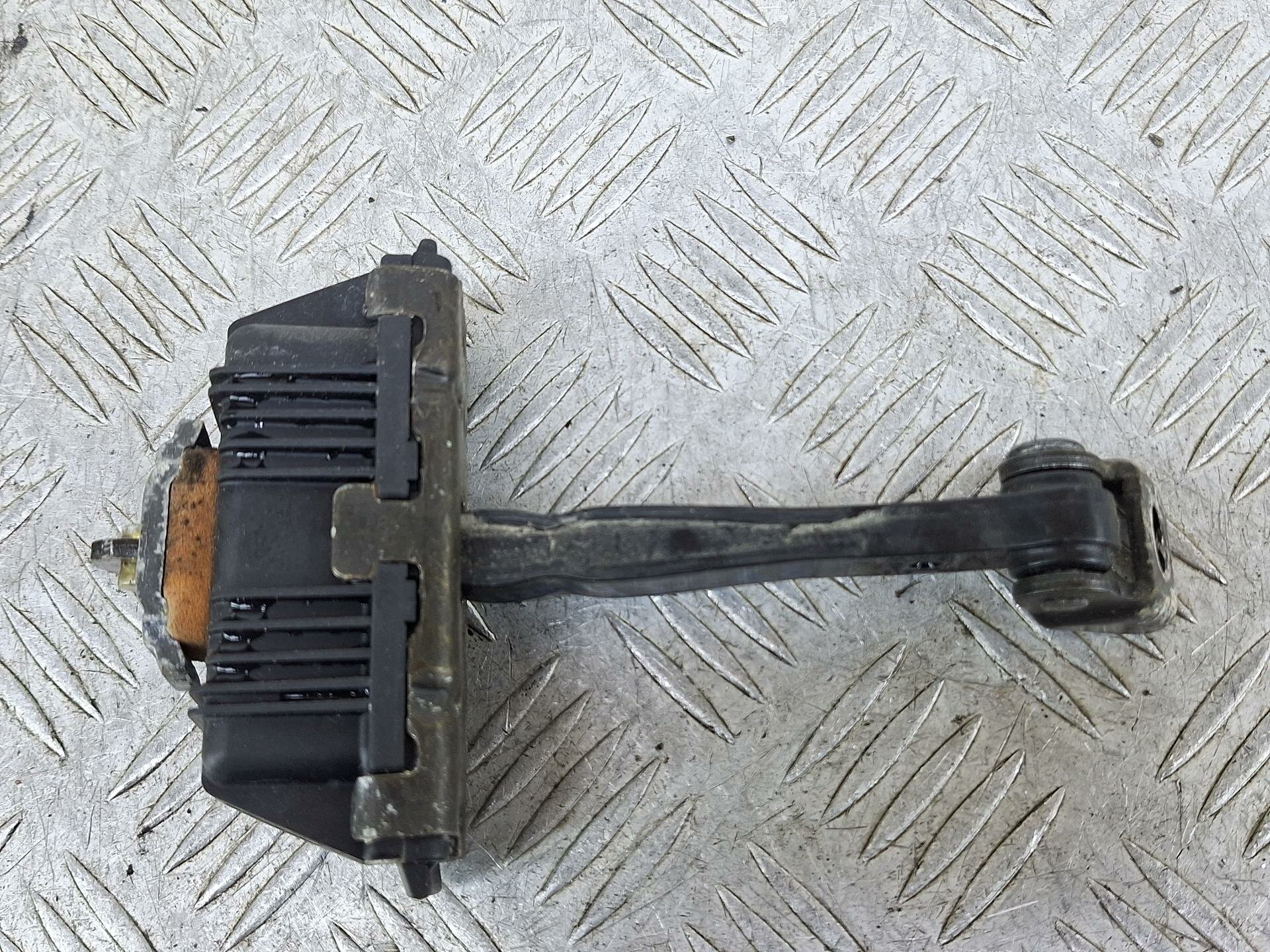 Ограничитель открывания двери передней правой BMW 3 E90/E91 2005 7060189