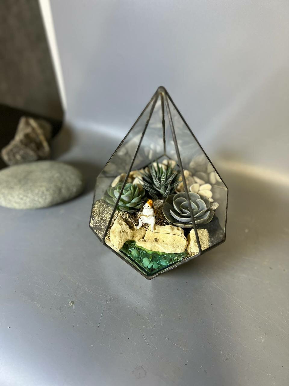 Флорариум с суккулентами, имитацией водоема и котиком «кот на рыбалке»