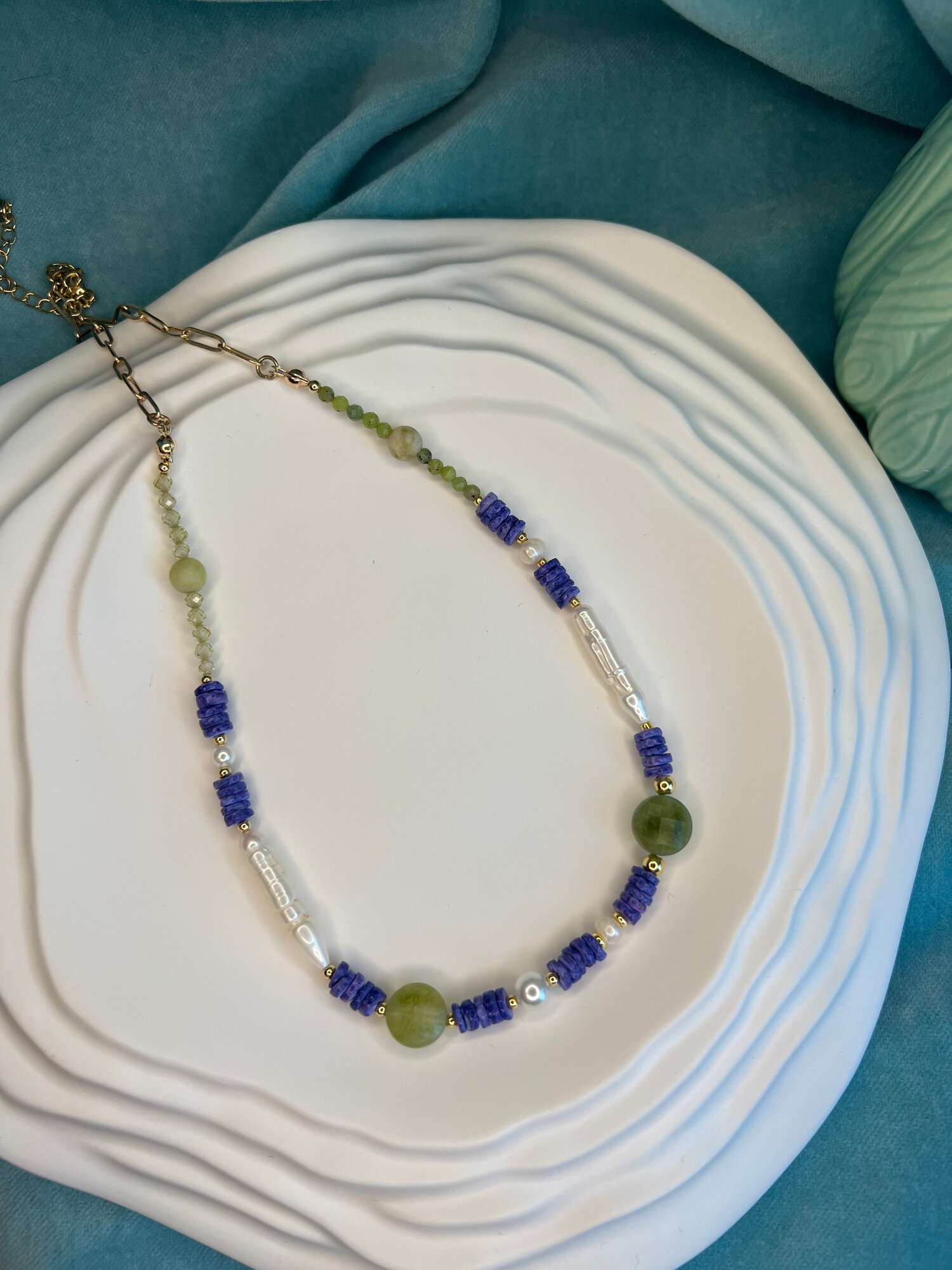 Колье, нефрит, жемчуг пресноводный, коралл, циркон