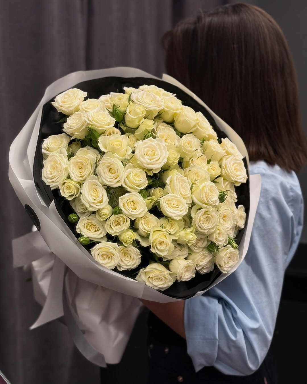 Букет из кремовых кустовых роз в стильной черно-белой упаковке
