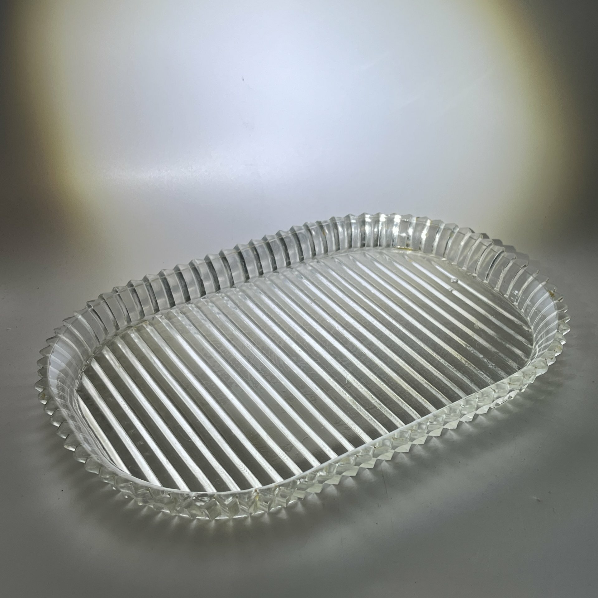 Сервировочный поднос овальной формы с декором в виде рельефных полос, стекло