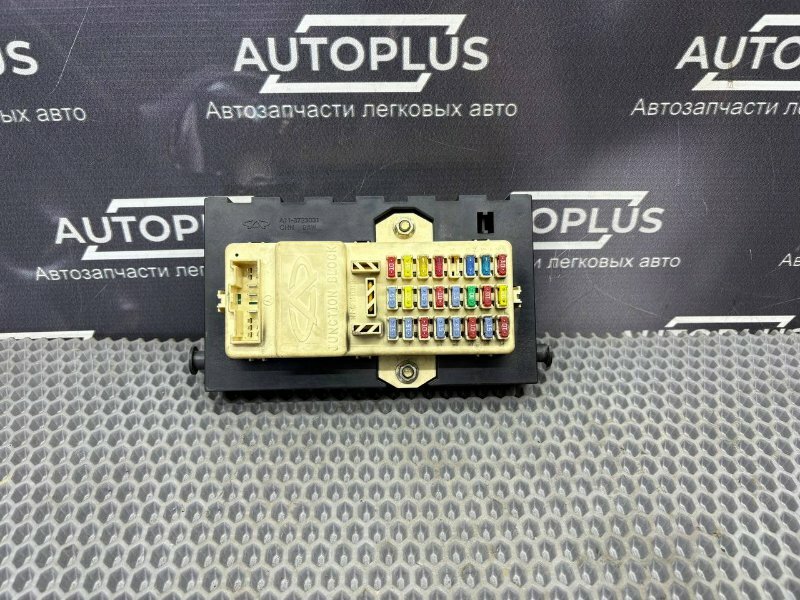 Блок предохранителей салонный