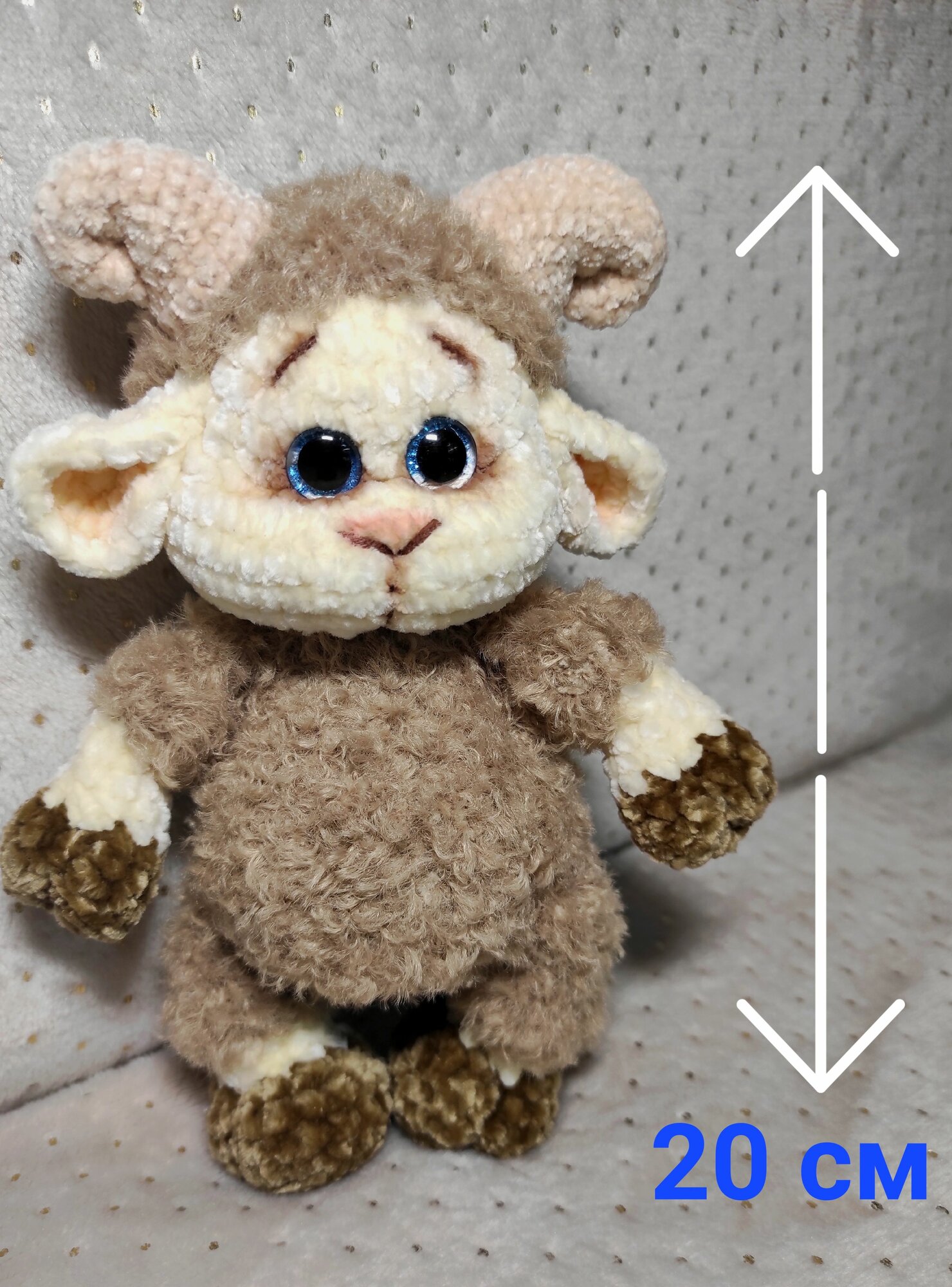 Барашек вязаный из велюровой и меховой пряжи. Авторская, ручная работа. Игрушка интерьерная.