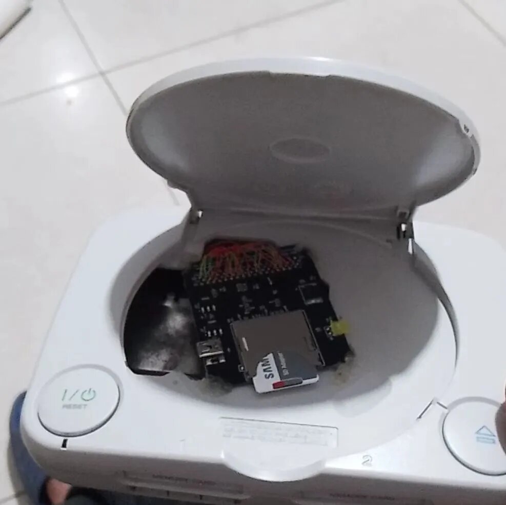 PS1 с установленным PS io. Не совместим с приводом CD-ROM. Карта памяти не входит в комплект поставки. Версия NTSC только одна консоль