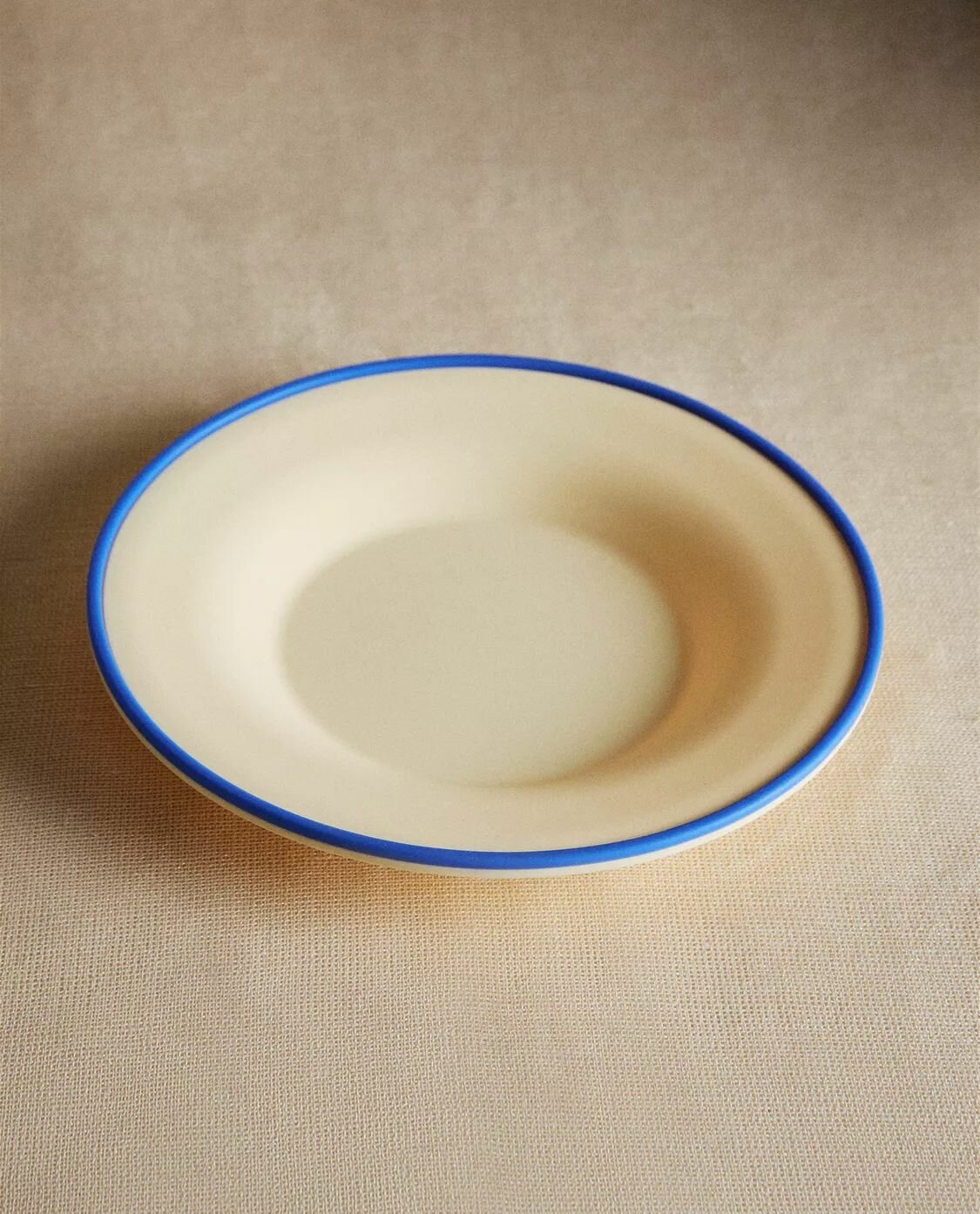 Детская силиконовая тарелка ZARA HOME 7600/202/080 - с контрастной окантовкой, 21 х 21 х 2 см, цвет экрю/синий