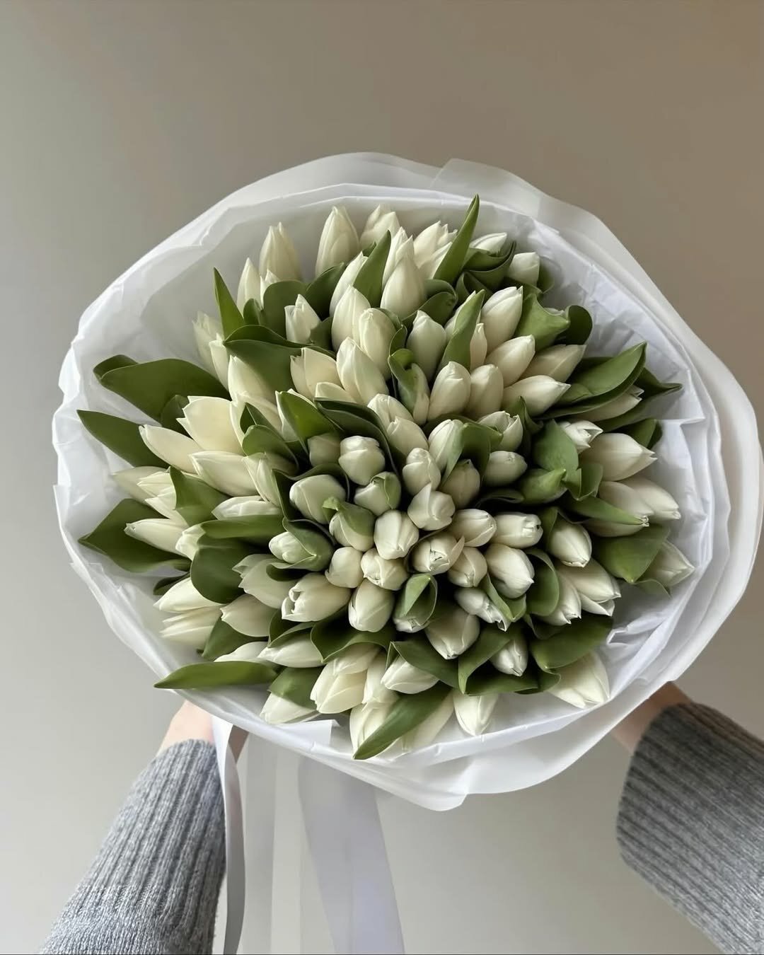 Элегантный букет из 95 белых тюльпанов в белой упаковке, красивый букет