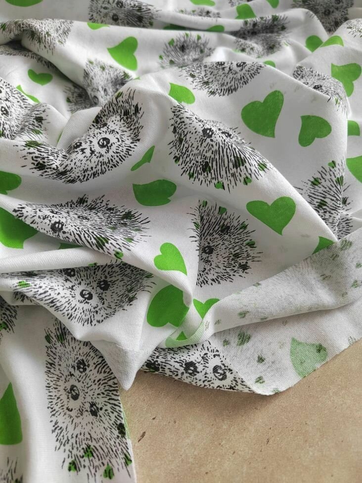 1,5м. Кулирка ткань для шитья. 100% хлопок. Детская. Ежики салатовый. Рукав ширина 200 см. плотность 140