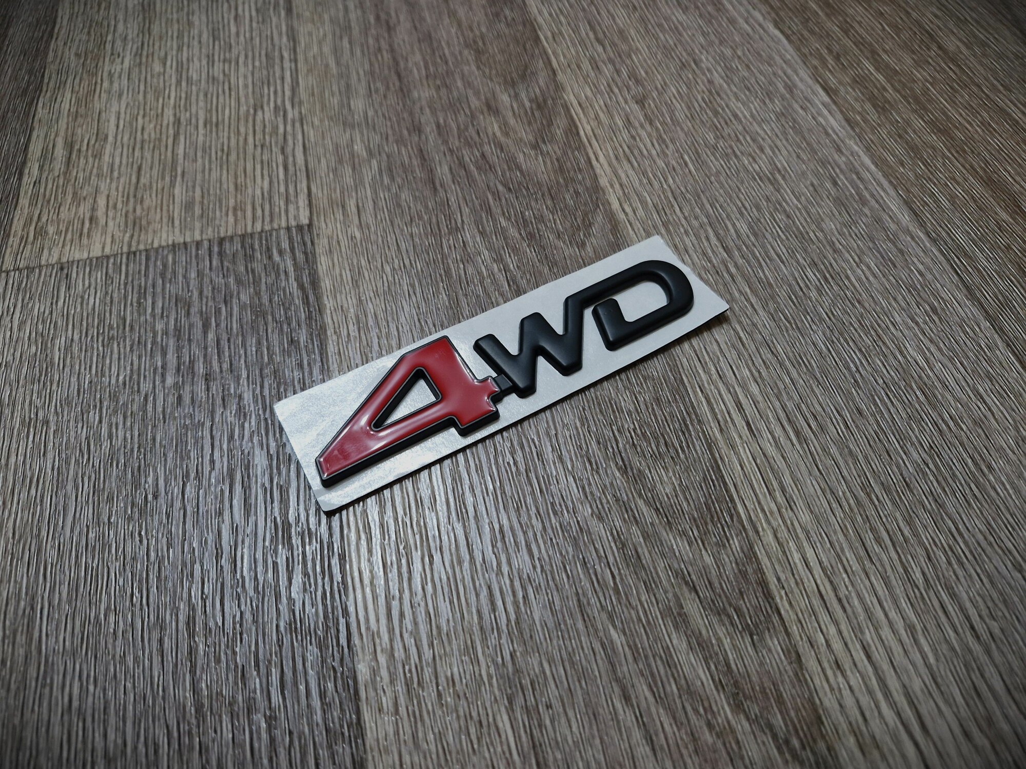 Эмблема буквенная надпись черная 4WD на Тойота Лэндкрузер Хайлэндер Митсубиси Аутлэндер Форд Куга Хавал Дарго