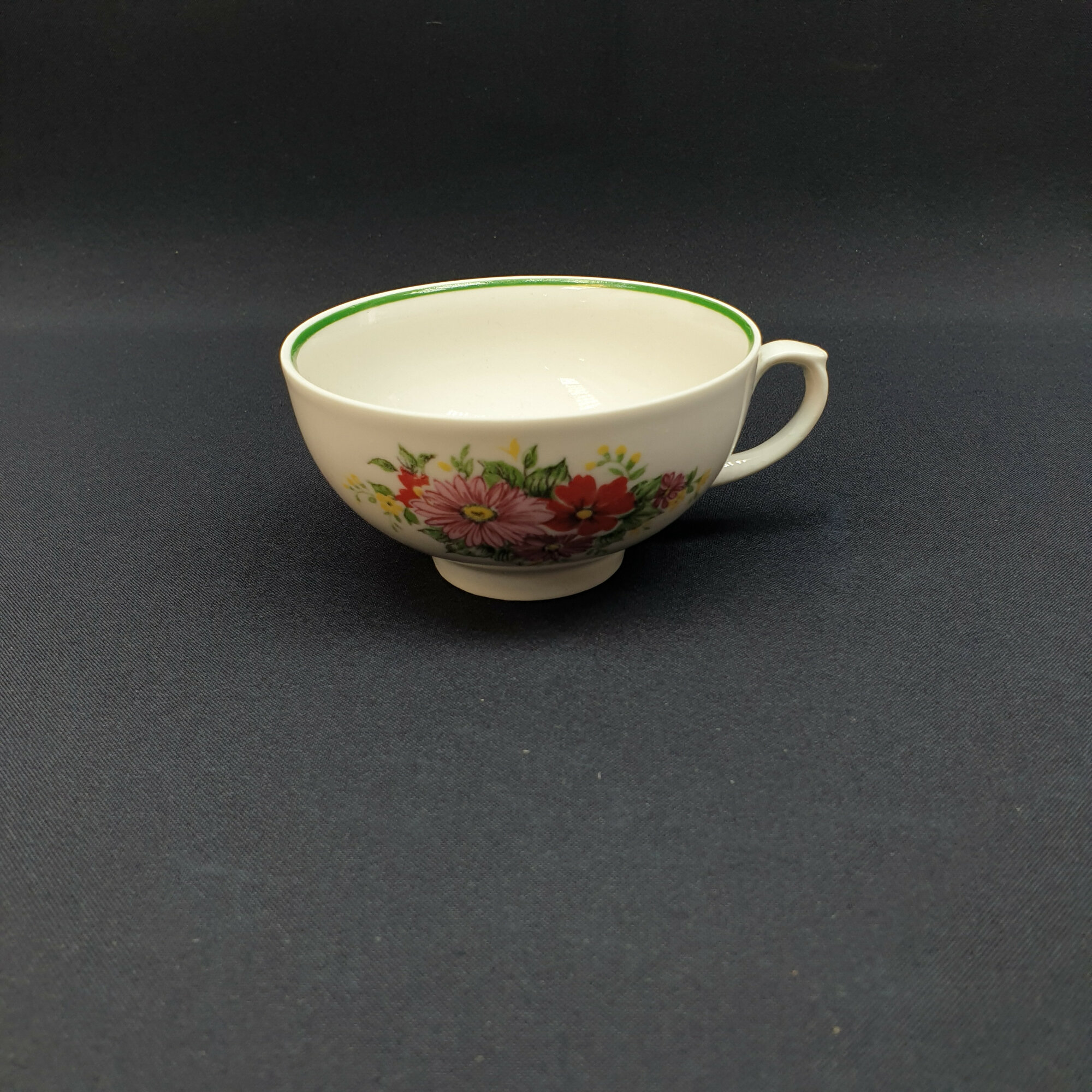Винтажная чайная чашка , Дулево , фарфор деколь 200 мл, СССР