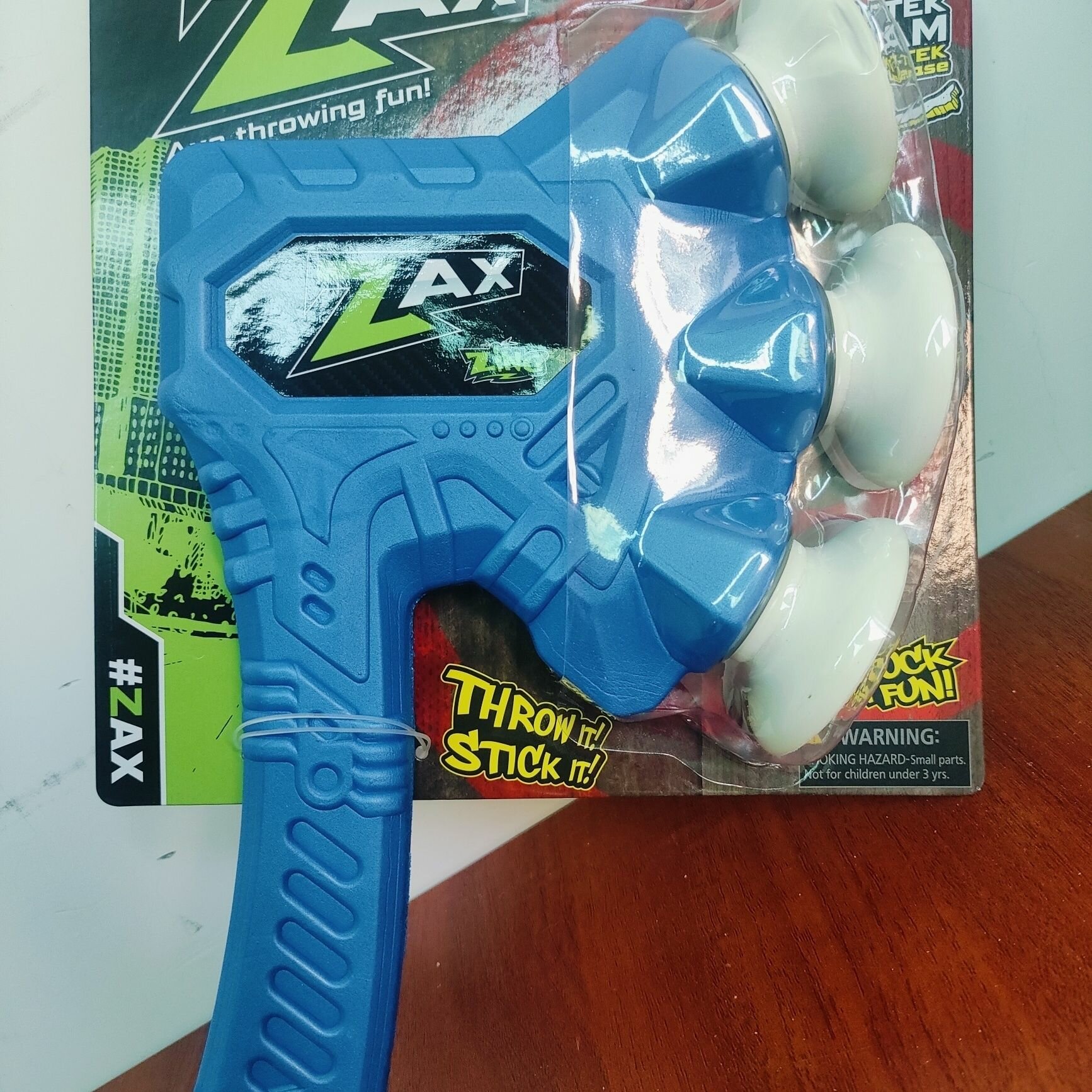 Детская игрушка ZING: метательный топор-дротик на присоске для творческих игр родителей и детей, для занятий спортом в помещении и на улице, а также для снятия стресса.