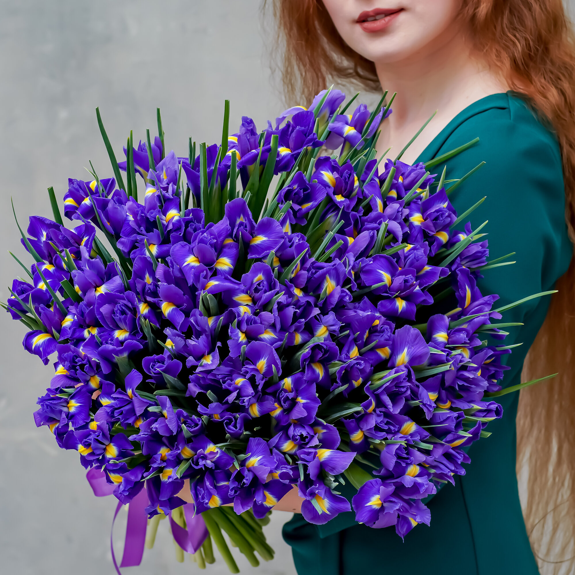 Букет живых цветов Flor-Pro Flowers из 51 синего ириса с атласной лентой — фото 1
