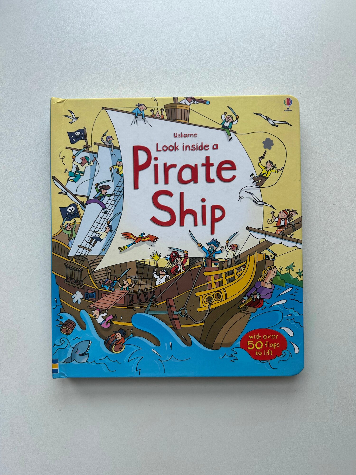 Книга Look inside a Pirat Ship . Загляни внутрь пиратских кораблей. Интерактивное издание 2013 года (second-hand книга)