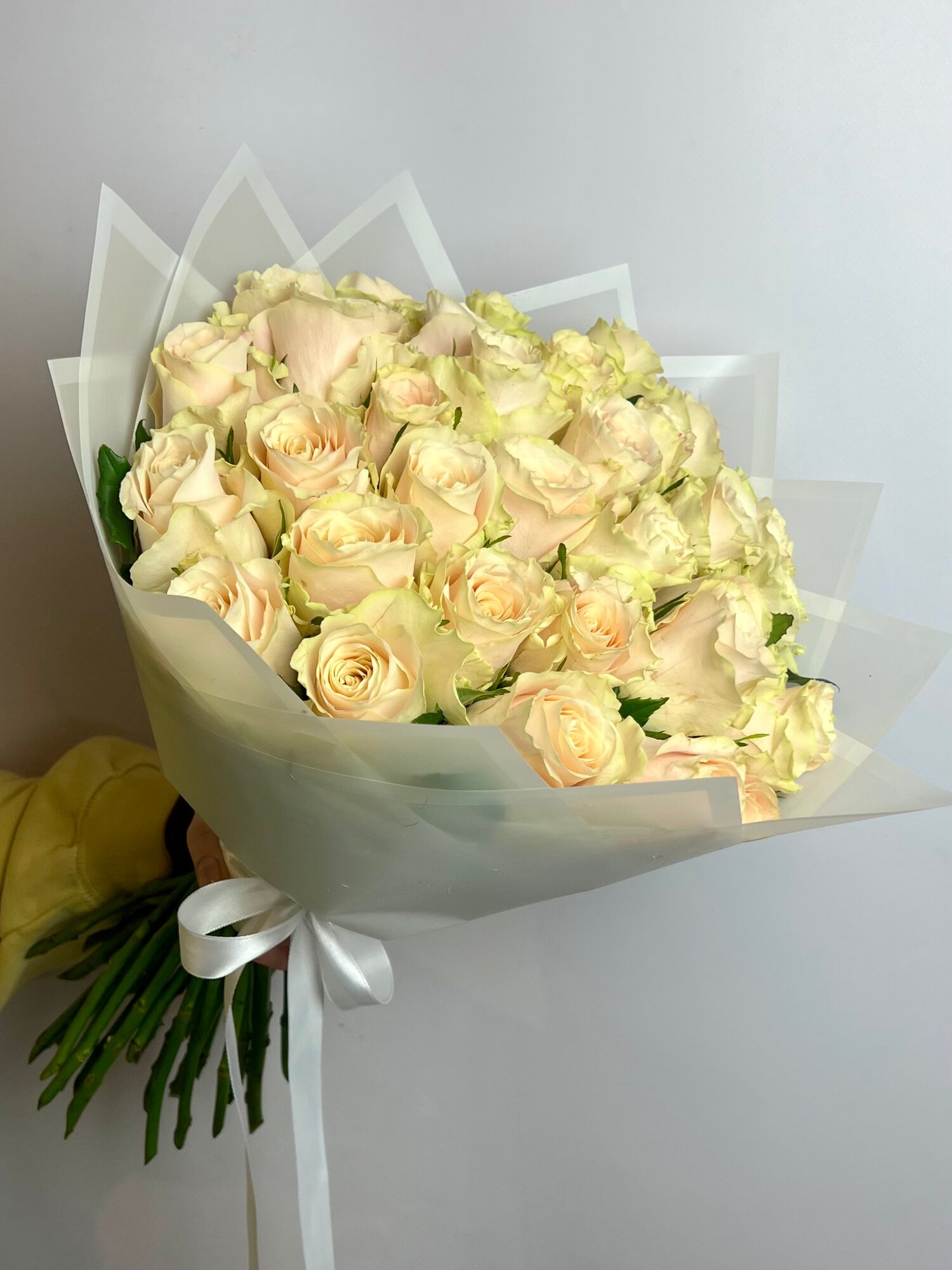 Нежный и романтичный монобукет из 31 стойкой кремовой розы сорта Шармант