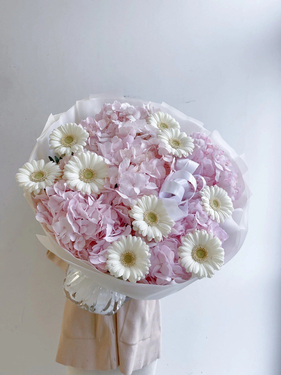 Букет "Pinky" от FlowersGo, герберы и гортензии, монобукет, высота 56 см