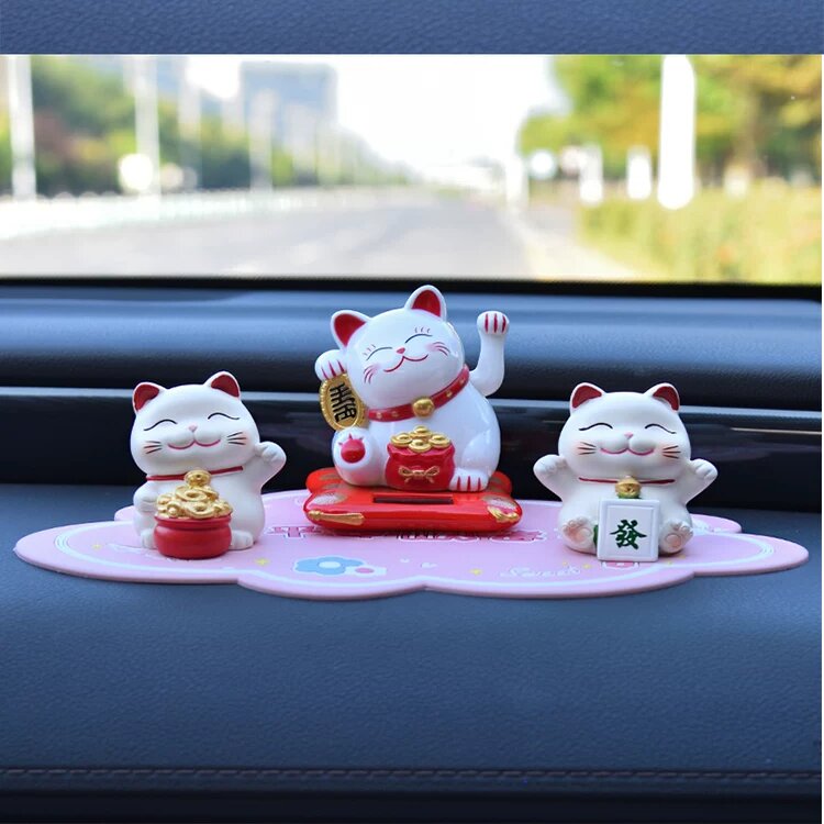 Солнечная фигурка удачного кота с двумя новыми мини-котами и розовой подушкой